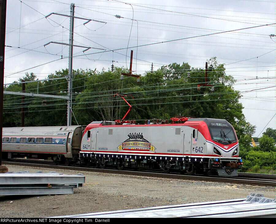 AMTK 642 leads train #184
